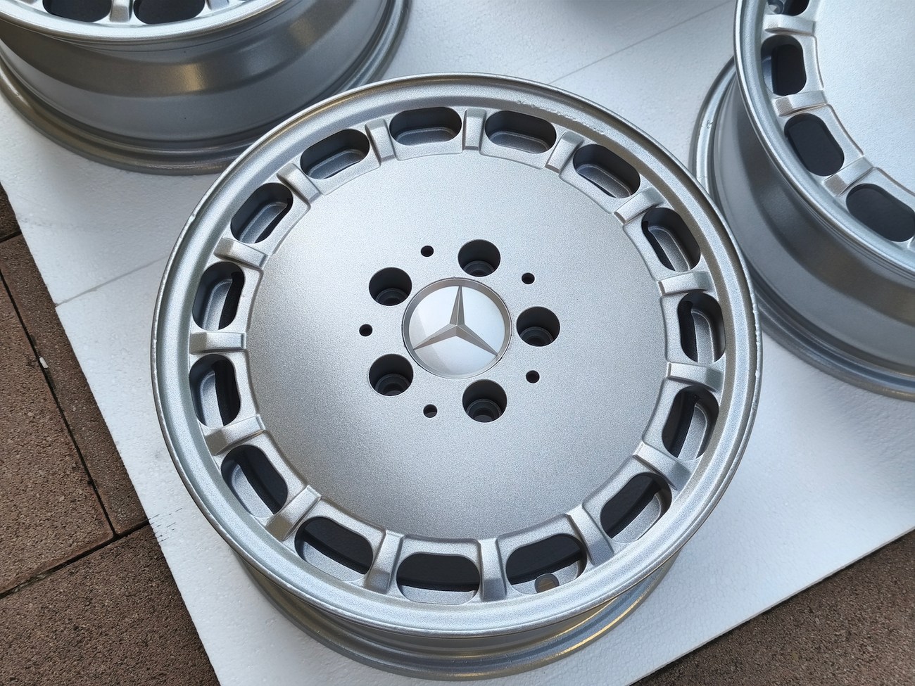 NO RESERVE: OEM Mercedes-Benz Gullideckel W201 2.3-16v/Sportline Wheels ...