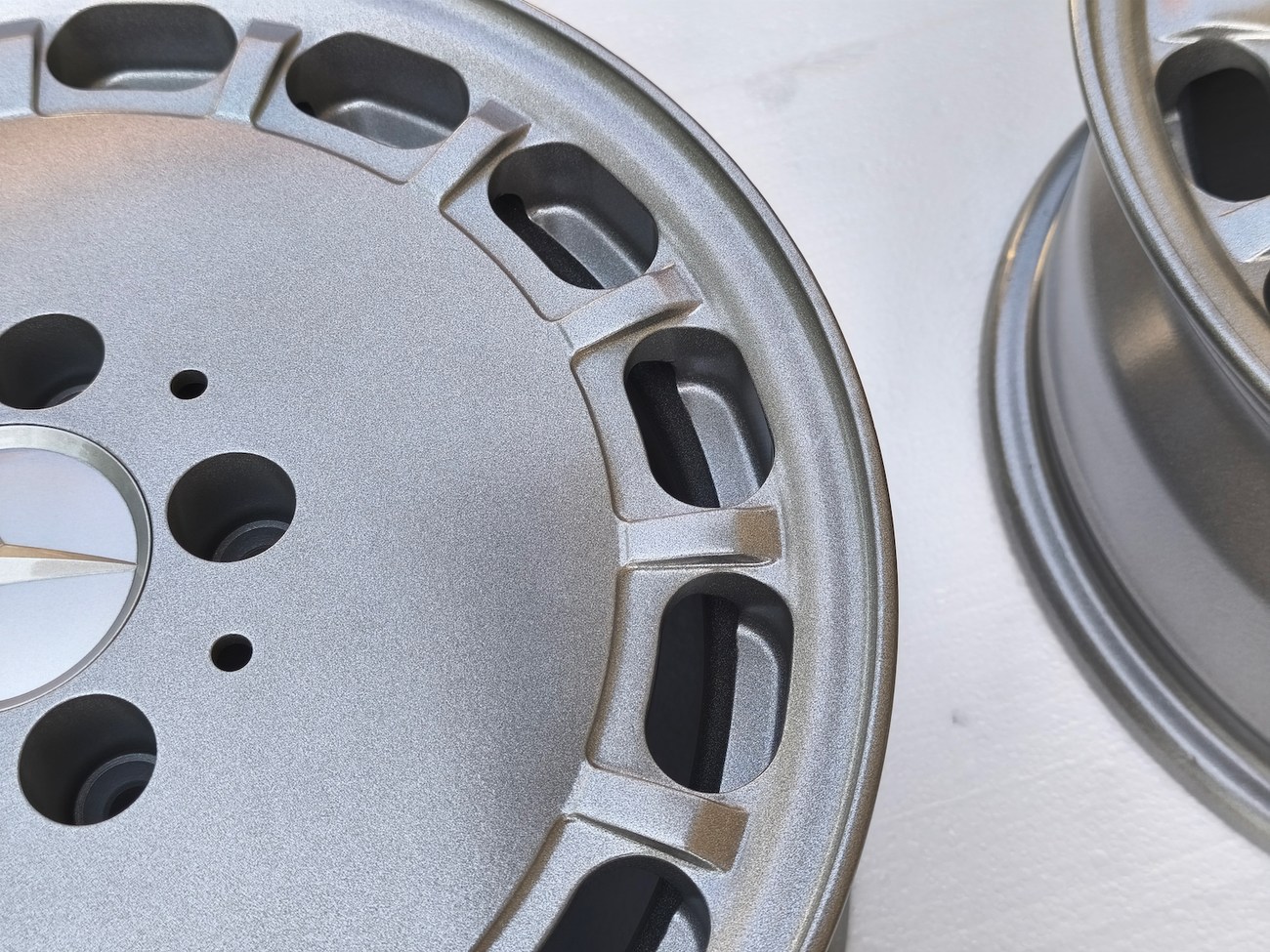 NO RESERVE: OEM Mercedes-Benz Gullideckel W201 2.3-16v/Sportline Wheels ...