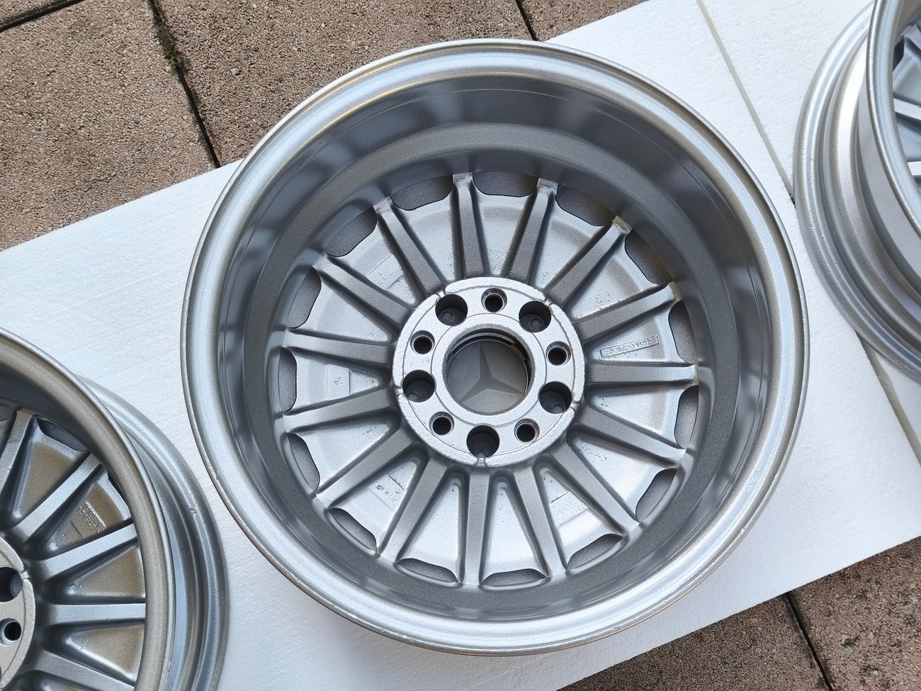 NO RESERVE: OEM Mercedes-Benz Gullideckel W201 2.3-16v/Sportline Wheels ...