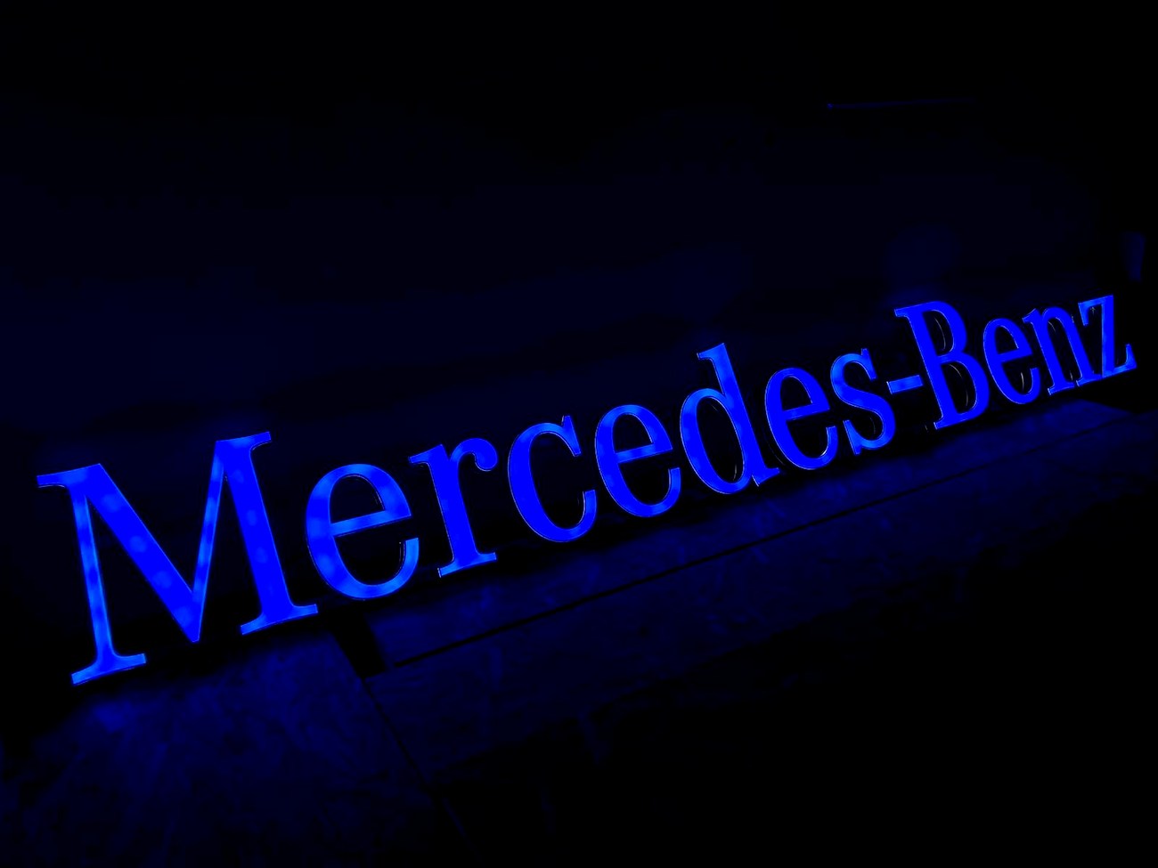 400cm x 48cm Illuminated Mercedes-Benz Dealer Sign For Sale | The MB Market