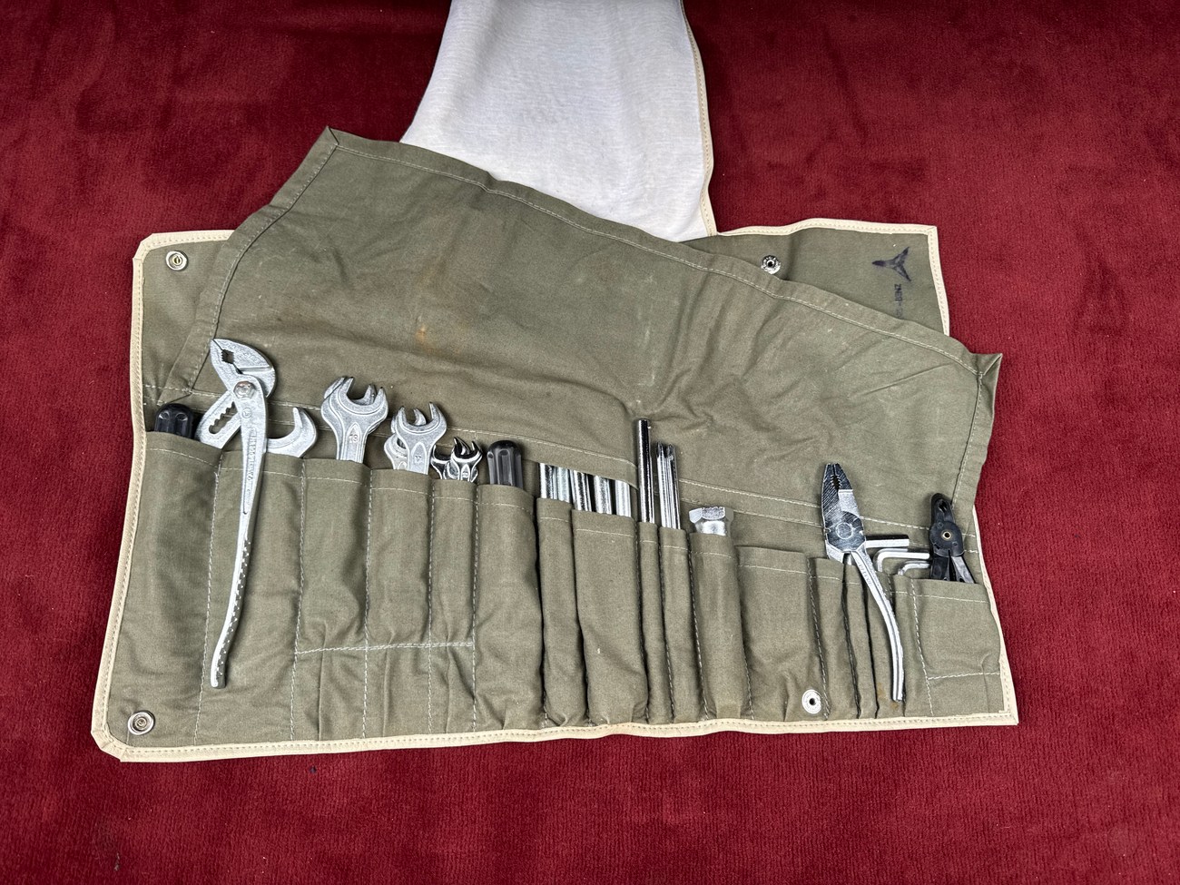 W100 Mercedes-Benz 600 Tool Kit For Sale | The MB Market